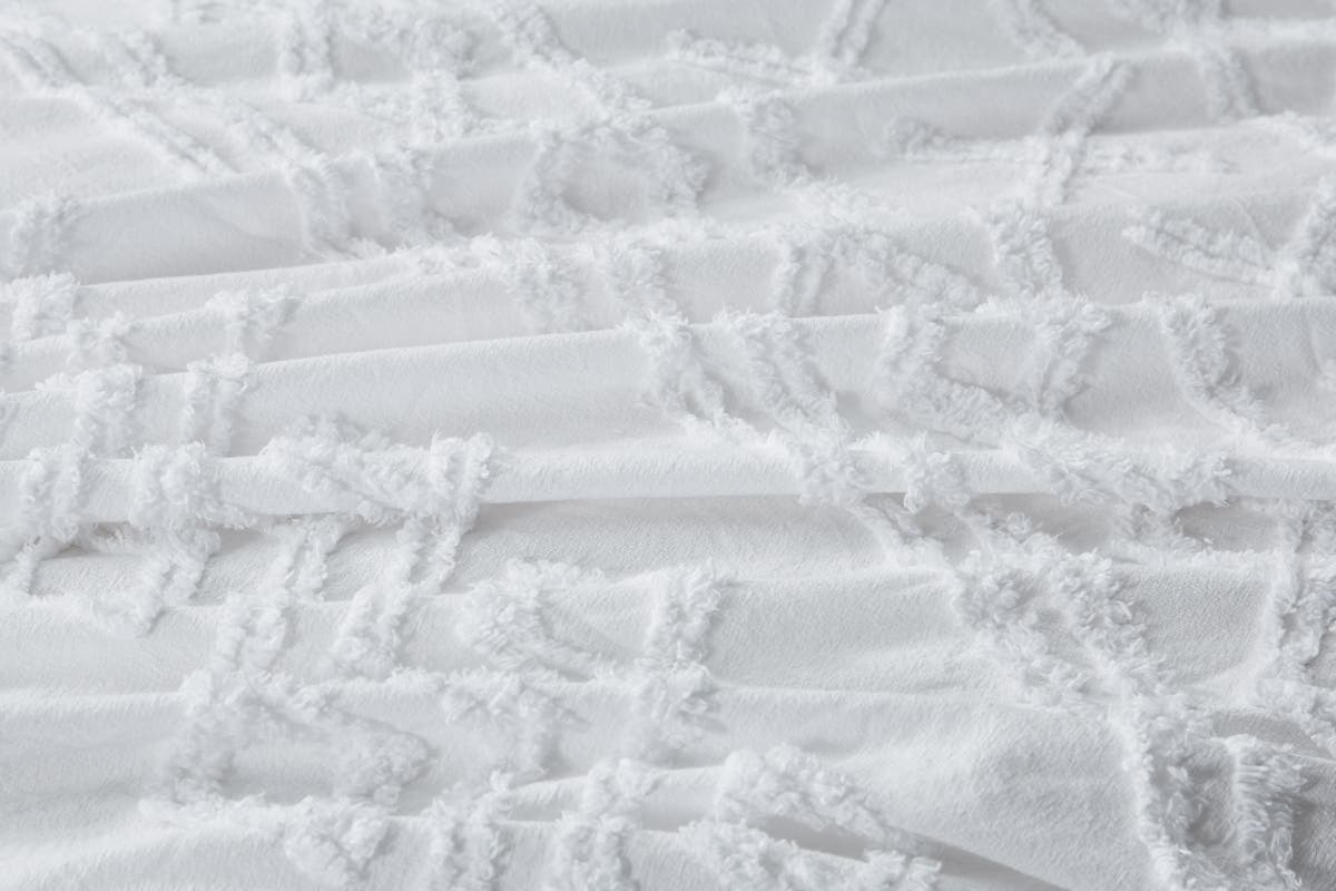 Trafalgar Leander Tufted Quilt Cover Set (Queen, White) | at Mighty Ape NZ