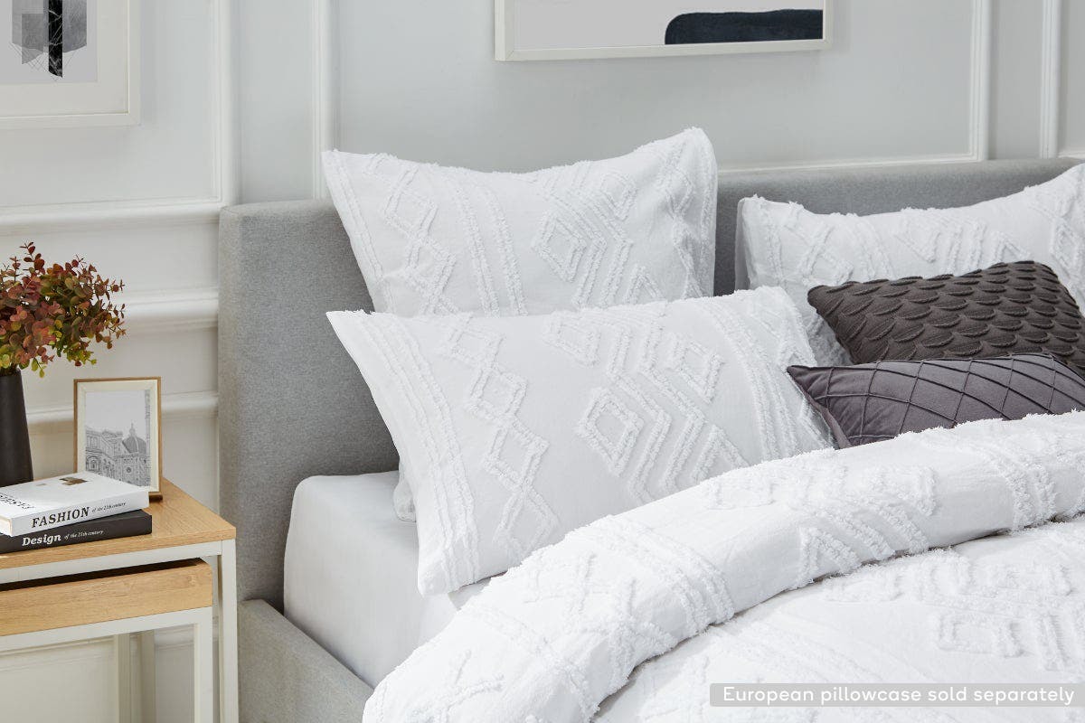 Trafalgar Leander Tufted Quilt Cover Set (Queen, White) | at Mighty Ape NZ