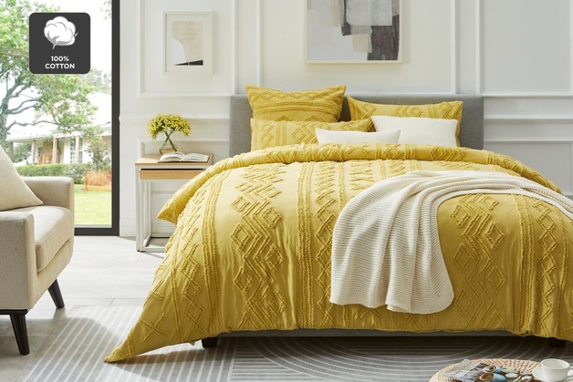 Trafalgar Leander Tufted Quilt Cover Set (Super King, Honeysuckle) | at ...