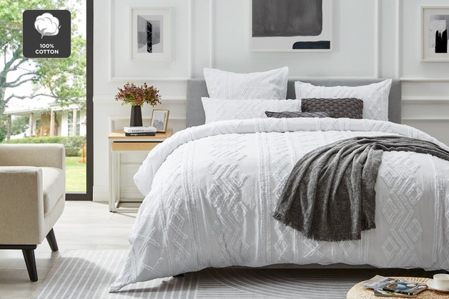 Trafalgar Leander Tufted Quilt Cover Set (Queen, White) | at Mighty Ape NZ