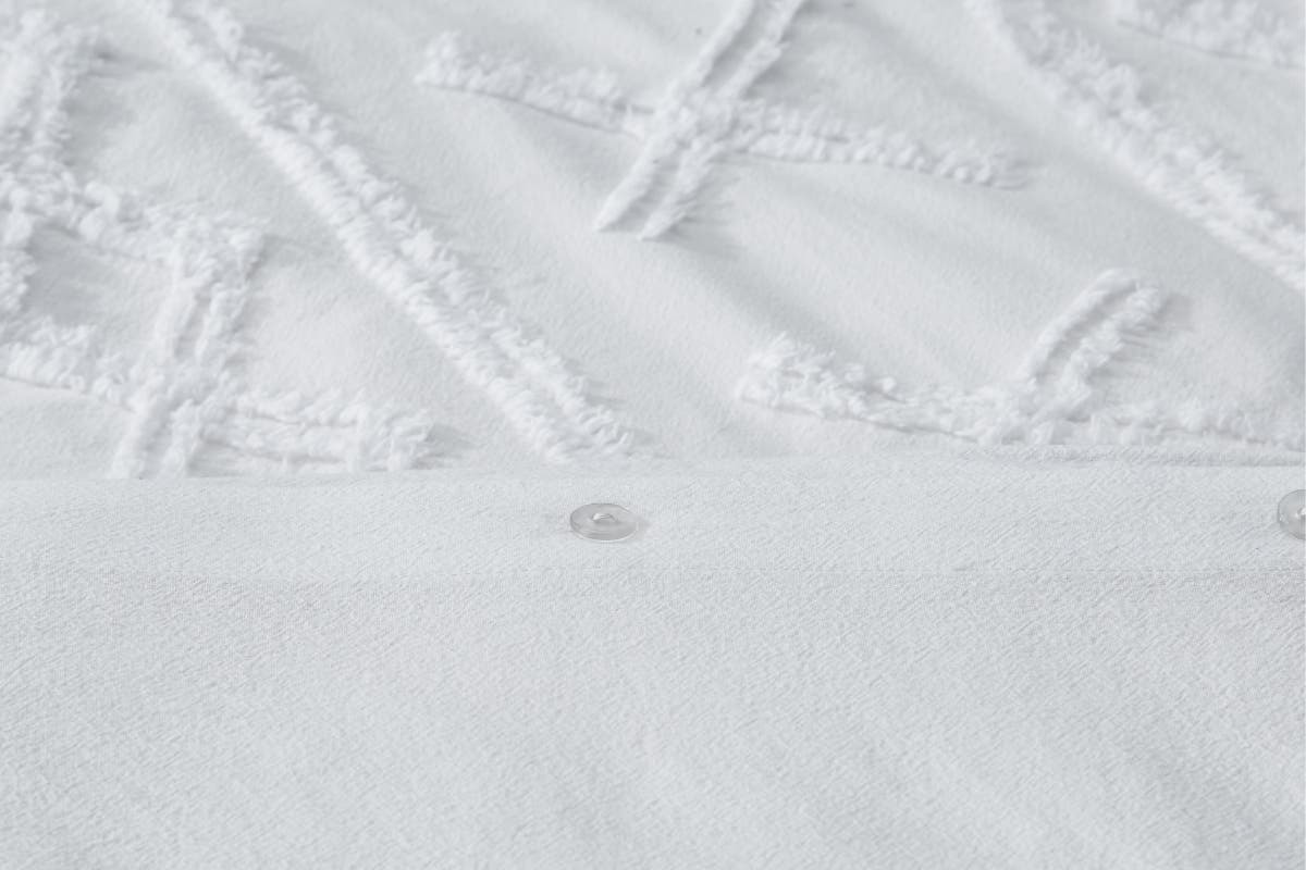 Trafalgar Leander Tufted Quilt Cover Set (Queen, White) | at Mighty Ape NZ